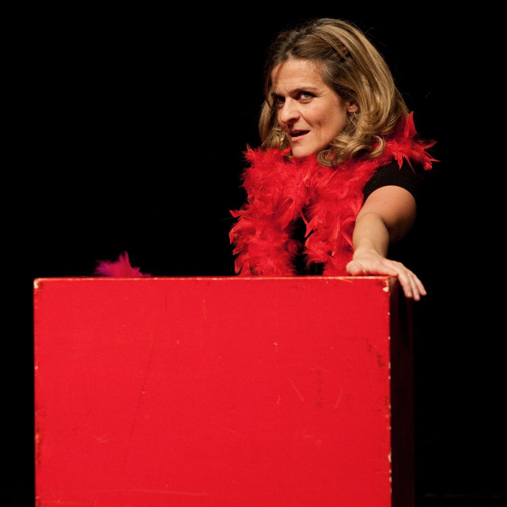 8 marzo: Francesca Isola in scena con 10 ragazze - L'Invito